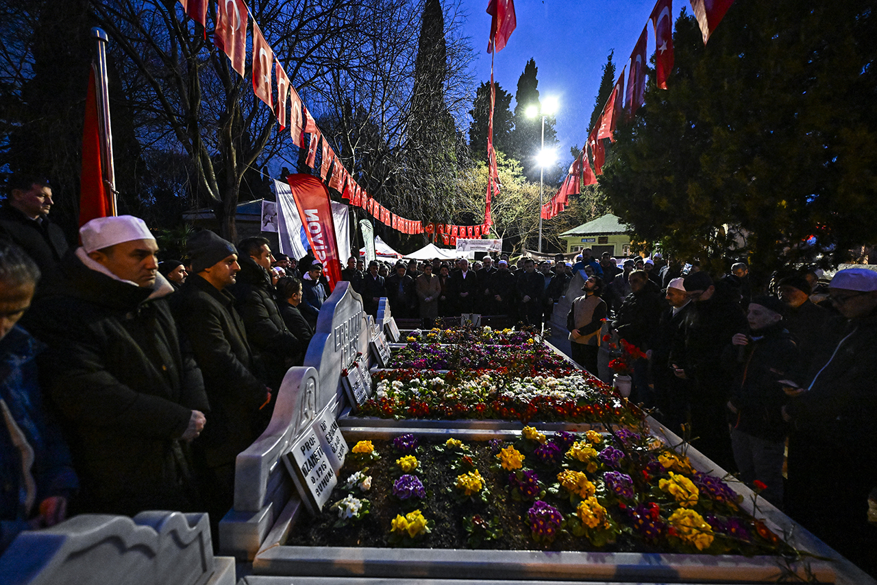 Milli Görüş lideri Necmettin Erbakan vefatının 15'inci yılında mezarı ...