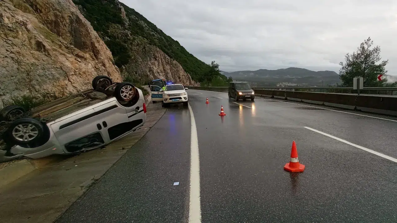 Muğla Menteşe'de korku dolu anlar yaşanırken takla atan aracın sürücüsü ...
